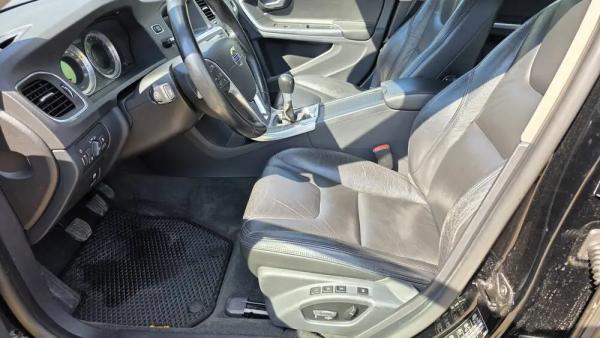 Black Volvo V60 2011 in Riga, with an engine capacity of 1.60 L and mileage of 252 thousand km for 6650 €, photo 9 on AUTOMOTO.COM.LV