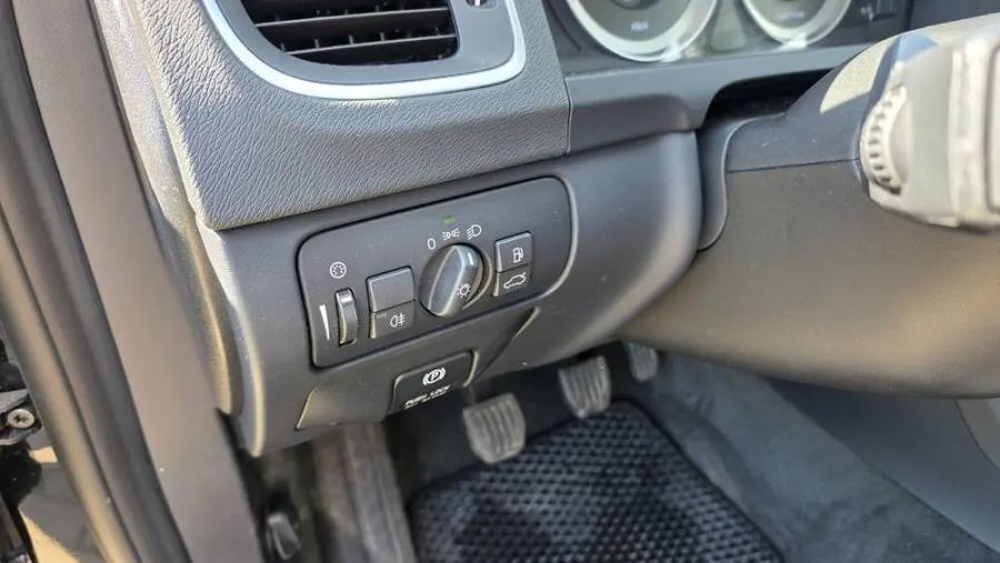 Black Volvo V60 2011 in Riga, with an engine capacity of 1.60 L and mileage of 252 thousand km for 6650 €, photo 13 on AUTOMOTO.COM.LV