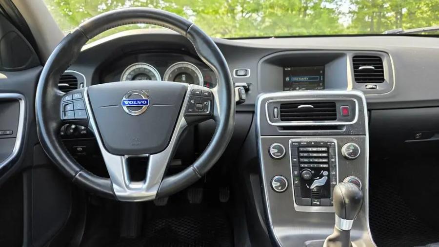 Black Volvo V60 2011 in Riga, with an engine capacity of 1.60 L and mileage of 252 thousand km for 6650 €, photo 15 on AUTOMOTO.COM.LV