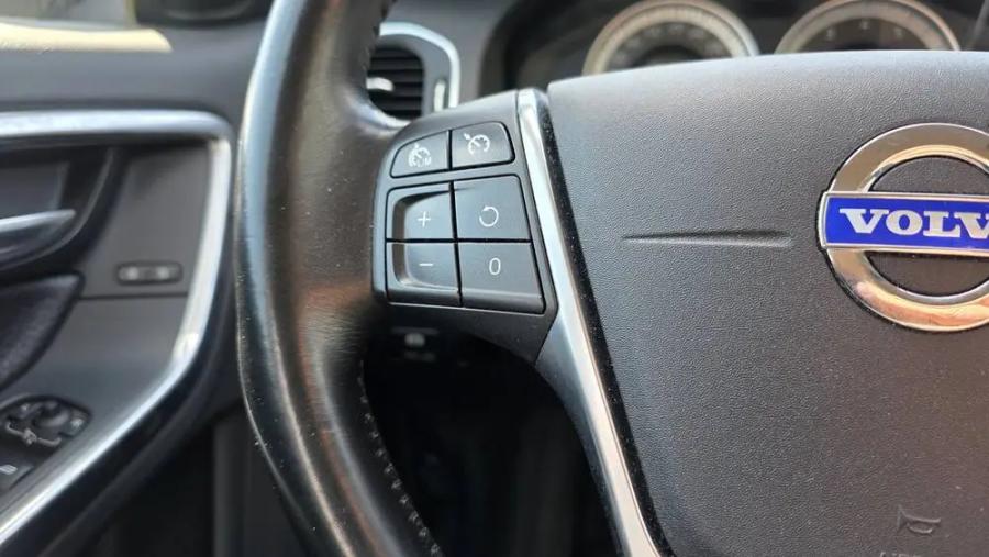 Black Volvo V60 2011 in Riga, with an engine capacity of 1.60 L and mileage of 252 thousand km for 6650 €, photo 18 on AUTOMOTO.COM.LV