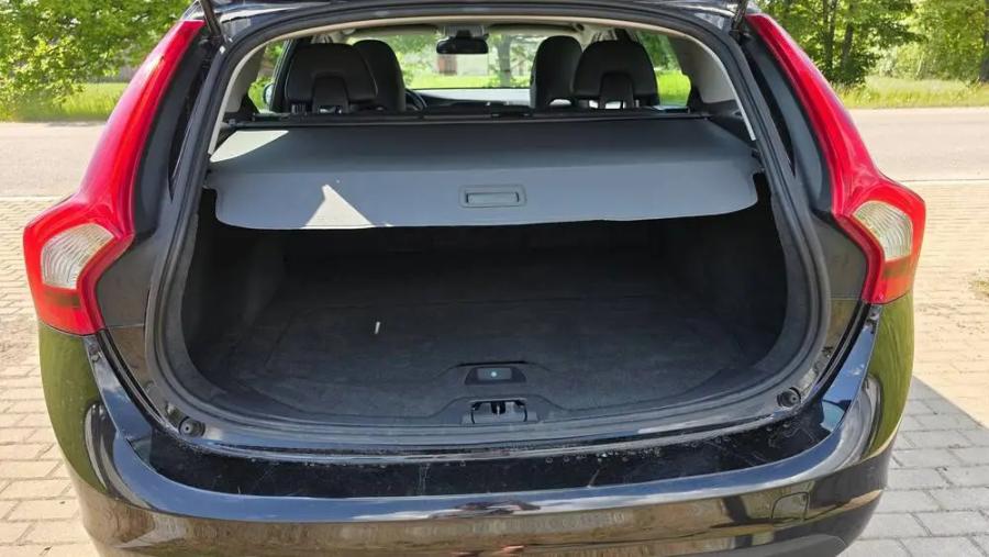 Black Volvo V60 2011 in Riga, with an engine capacity of 1.60 L and mileage of 252 thousand km for 6650 €, photo 27 on AUTOMOTO.COM.LV