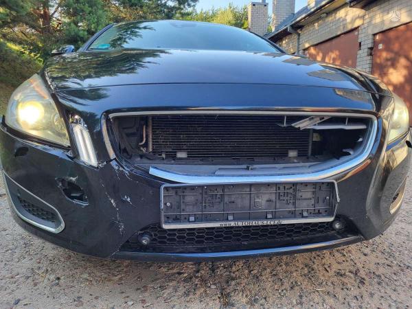 Melns Volvo V60 2011 Alīta, ar dzinēja tilpumu 2.40 L un nobraukumu 285 tūkst. km par 3950 €, foto 6 vietnē AUTOMOTO.COM.LV