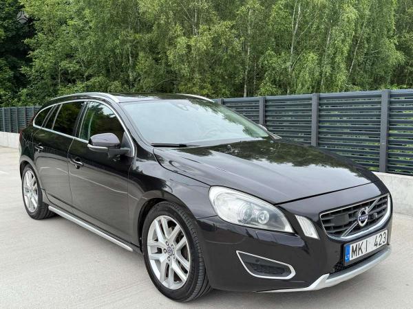 Black Volvo V60 2011 in Vilnius, with an engine capacity of 2.40 L and mileage of 298 thousand km for 5800 €, photo 1 on AUTOMOTO.COM.LV