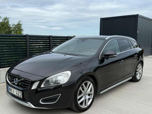 Black Volvo V60 2011 in Vilnius, with an engine capacity of 2.40 L and mileage of 298 thousand km for 5800 €, photo 2 on AUTOMOTO.COM.LV