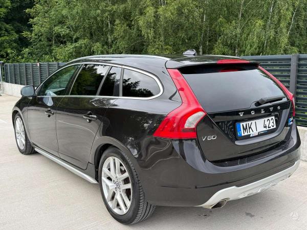 Black Volvo V60 2011 in Vilnius, with an engine capacity of 2.40 L and mileage of 298 thousand km for 5800 €, photo 5 on AUTOMOTO.COM.LV