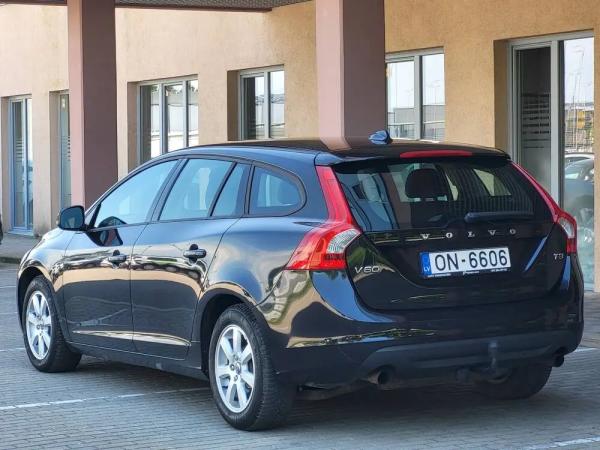 Black Volvo V60 2011 in Jelgava, with an engine capacity of 1.60 L and mileage of 281 thousand km for 4990 €, photo 3 on AUTOMOTO.COM.LV