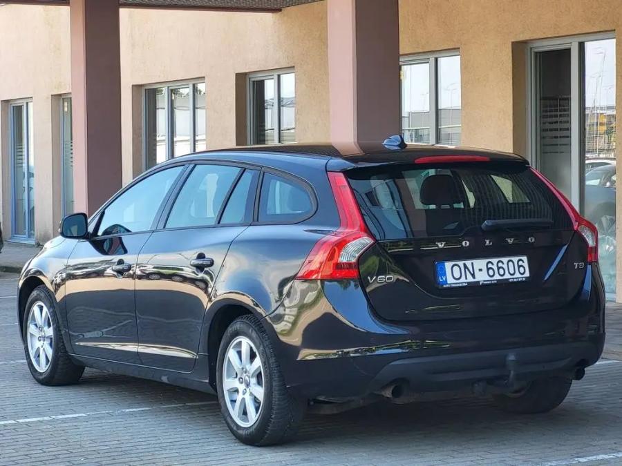 Melns Volvo V60 2011 Jelgava, ar dzinēja tilpumu 1.60 L un nobraukumu 281 tūkst. km par 4990 €, foto 4 vietnē AUTOMOTO.COM.LV