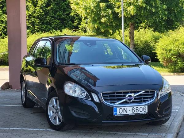 Black Volvo V60 2011 in Jelgava, with an engine capacity of 1.60 L and mileage of 281 thousand km for 4990 €, photo 4 on AUTOMOTO.COM.LV