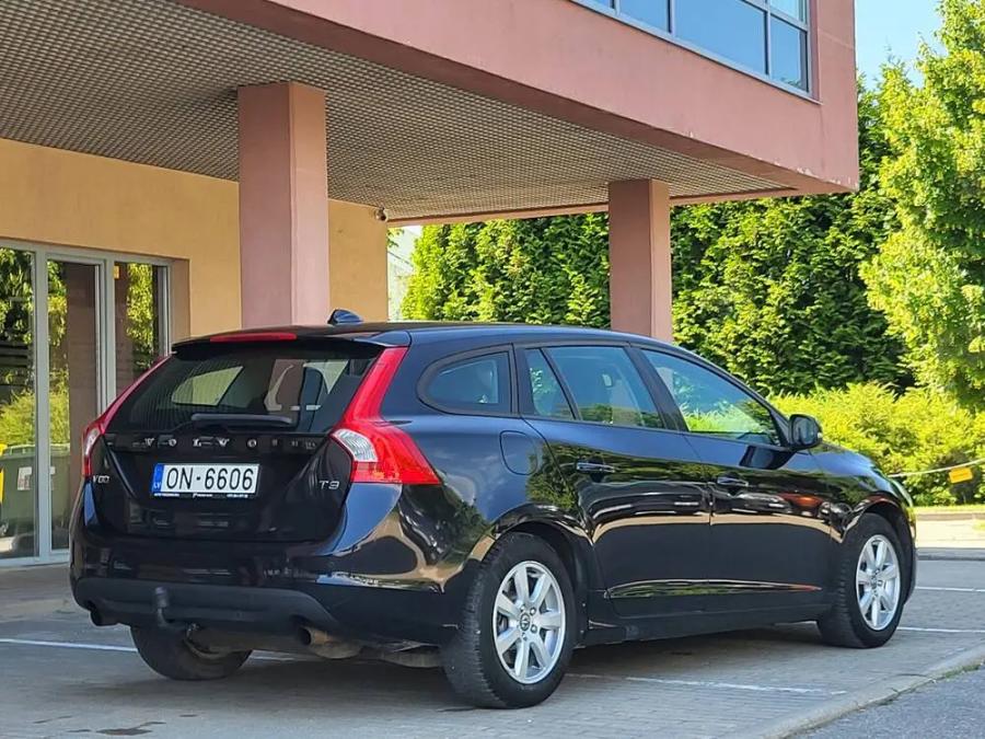 Melns Volvo V60 2011 Jelgava, ar dzinēja tilpumu 1.60 L un nobraukumu 281 tūkst. km par 4990 €, foto 8 vietnē AUTOMOTO.COM.LV