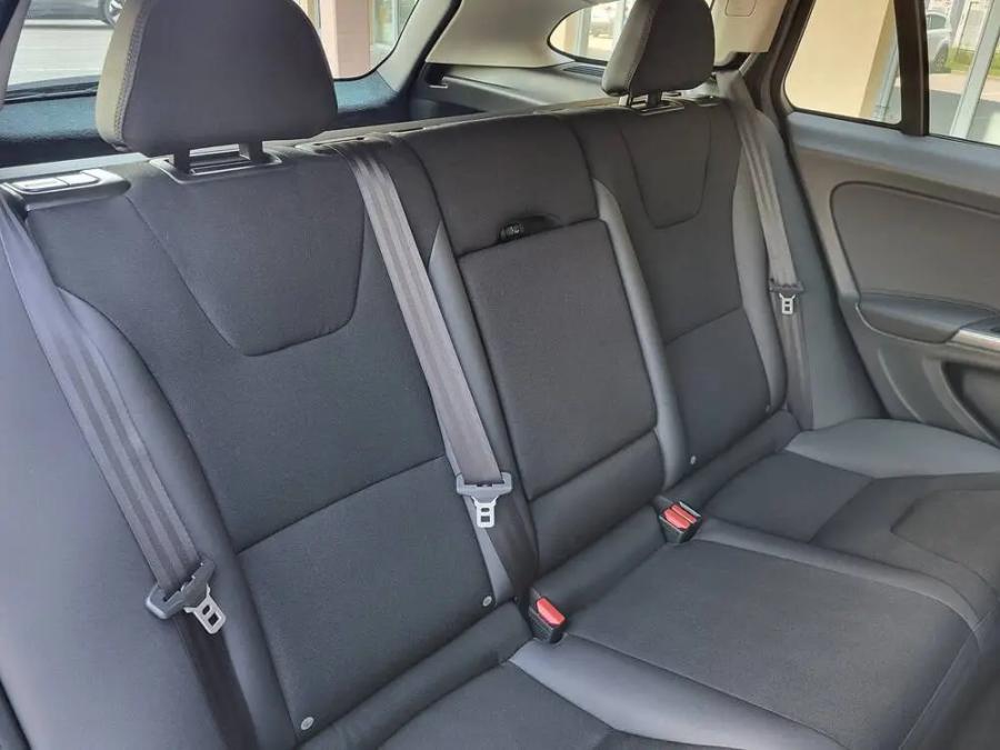 Melns Volvo V60 2011 Jelgava, ar dzinēja tilpumu 1.60 L un nobraukumu 281 tūkst. km par 4990 €, foto 15 vietnē AUTOMOTO.COM.LV