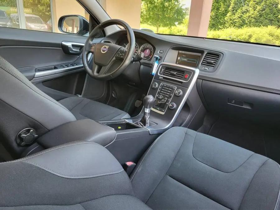 Melns Volvo V60 2011 Jelgava, ar dzinēja tilpumu 1.60 L un nobraukumu 281 tūkst. km par 4990 €, foto 17 vietnē AUTOMOTO.COM.LV