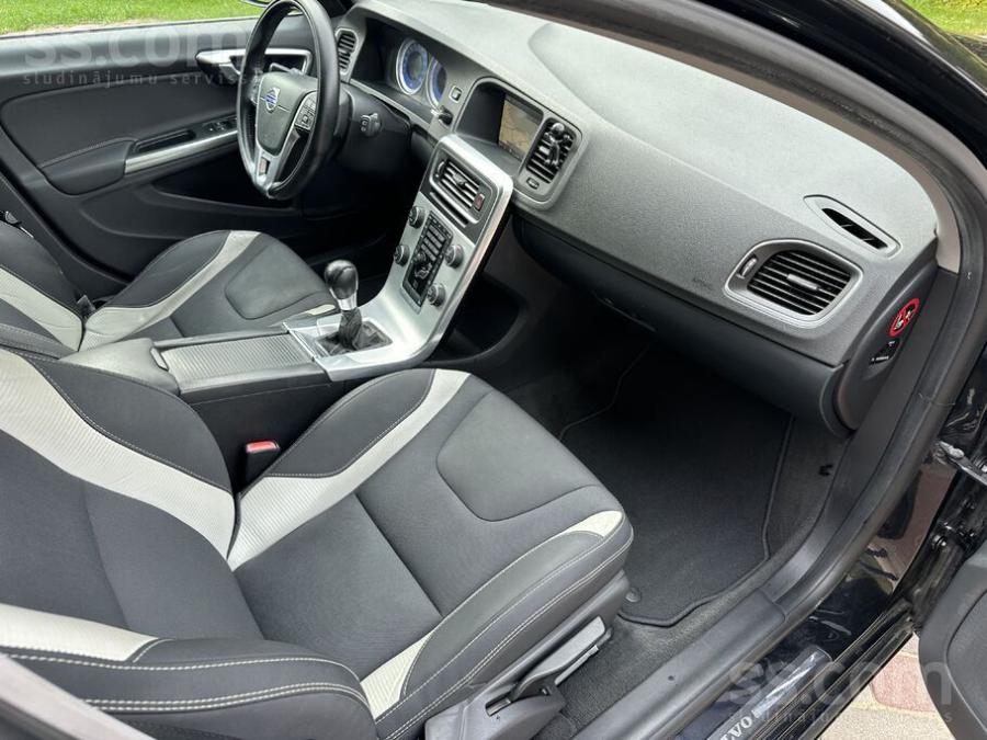 Melns Volvo V60 2011 Rīga, ar dzinēja tilpumu 2.00 L un nobraukumu 270 tūkst. km par 6290 €, foto 11 vietnē AUTOMOTO.COM.LV