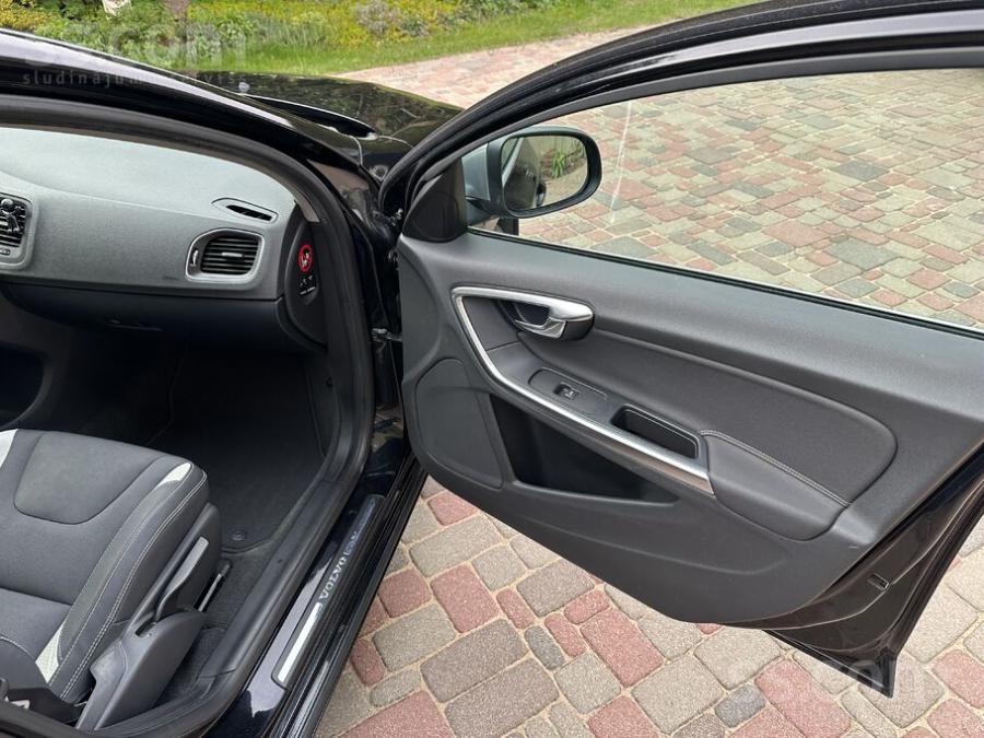 Melns Volvo V60 2011 Rīga, ar dzinēja tilpumu 2.00 L un nobraukumu 270 tūkst. km par 6290 €, foto 12 vietnē AUTOMOTO.COM.LV