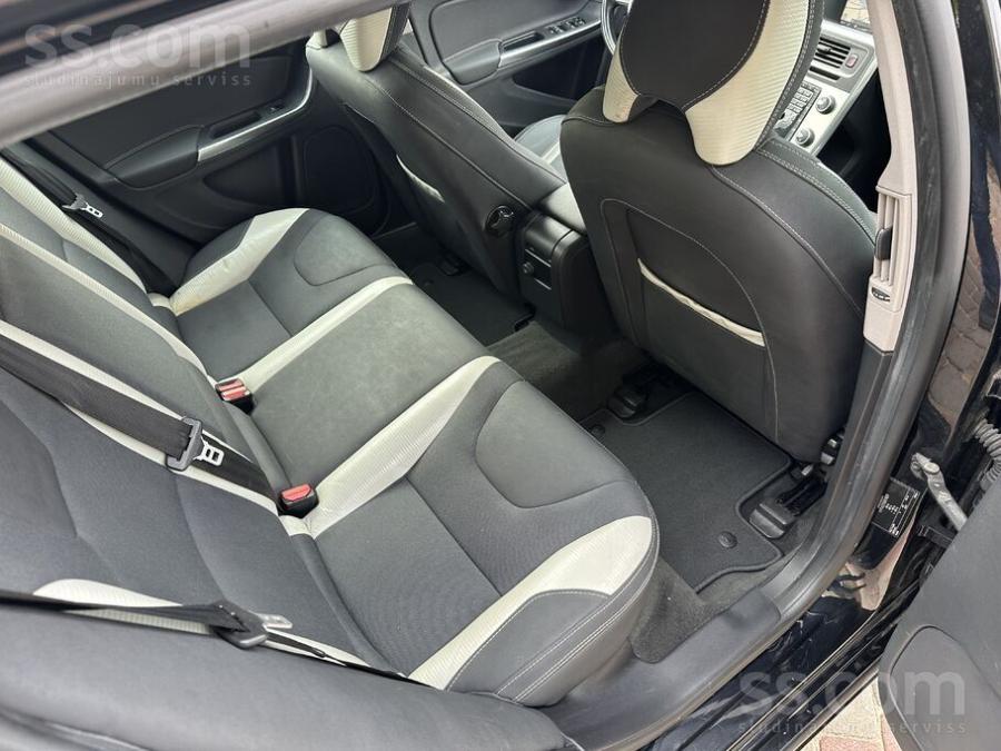 Melns Volvo V60 2011 Rīga, ar dzinēja tilpumu 2.00 L un nobraukumu 270 tūkst. km par 6290 €, foto 13 vietnē AUTOMOTO.COM.LV