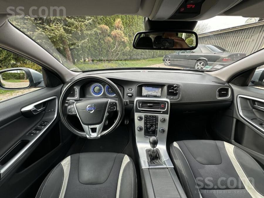 Melns Volvo V60 2011 Rīga, ar dzinēja tilpumu 2.00 L un nobraukumu 270 tūkst. km par 6290 €, foto 15 vietnē AUTOMOTO.COM.LV