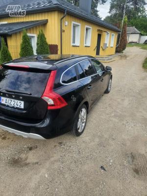 Melns Volvo V60 2011 Prienai, ar dzinēja tilpumu 2.00 L un nobraukumu 281 tūkst. km par 6200 €, foto 3 vietnē AUTOMOTO.COM.LV