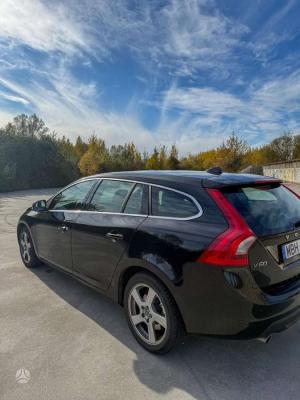 Melns Volvo V60 2011 Panevēža, ar dzinēja tilpumu 2.40 L un nobraukumu 298 tūkst. km par 5000 €, foto 4 vietnē AUTOMOTO.COM.LV