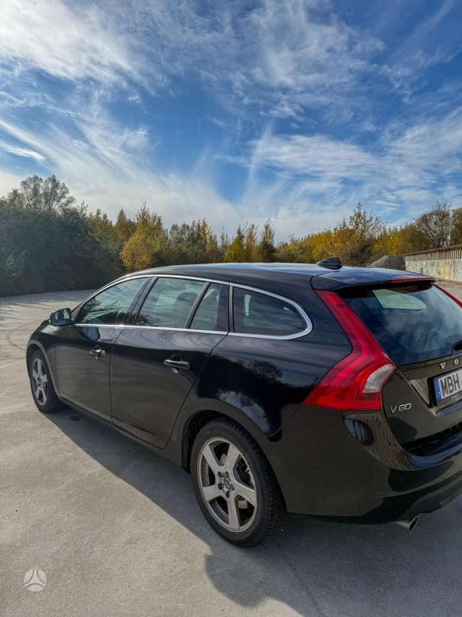 Melns Volvo V60 2011 Panevēža, ar dzinēja tilpumu 2.40 L un nobraukumu 298 tūkst. km par 5000 €, foto 4 vietnē AUTOMOTO.COM.LV