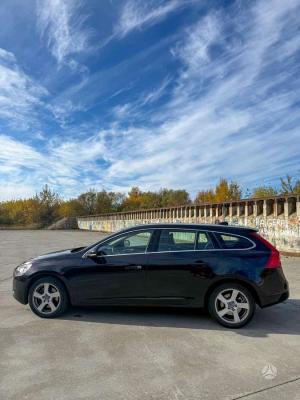 Melns Volvo V60 2011 Panevēža, ar dzinēja tilpumu 2.40 L un nobraukumu 298 tūkst. km par 5000 €, foto 5 vietnē AUTOMOTO.COM.LV