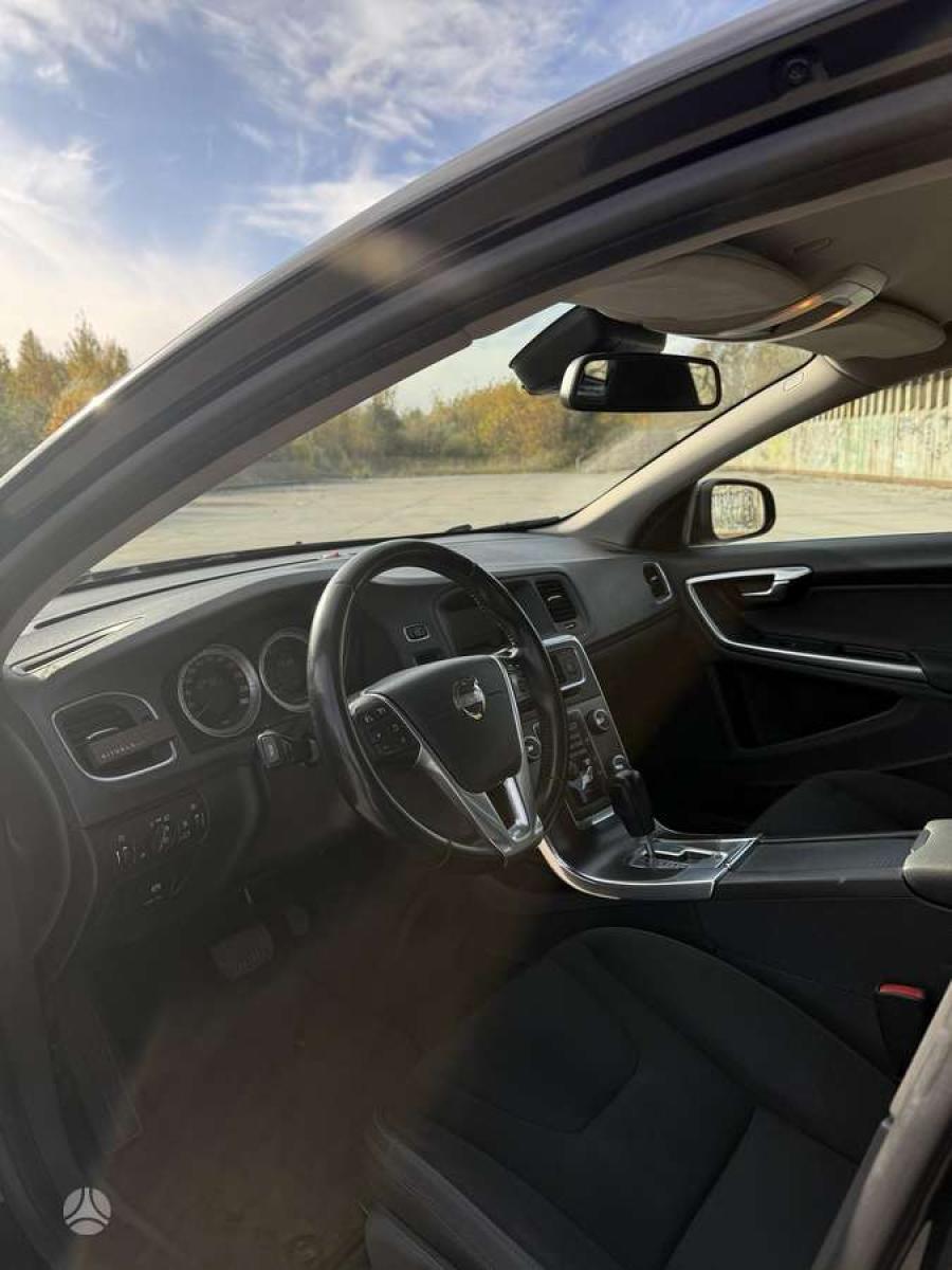 Melns Volvo V60 2011 Panevēža, ar dzinēja tilpumu 2.40 L un nobraukumu 298 tūkst. km par 5000 €, foto 6 vietnē AUTOMOTO.COM.LV