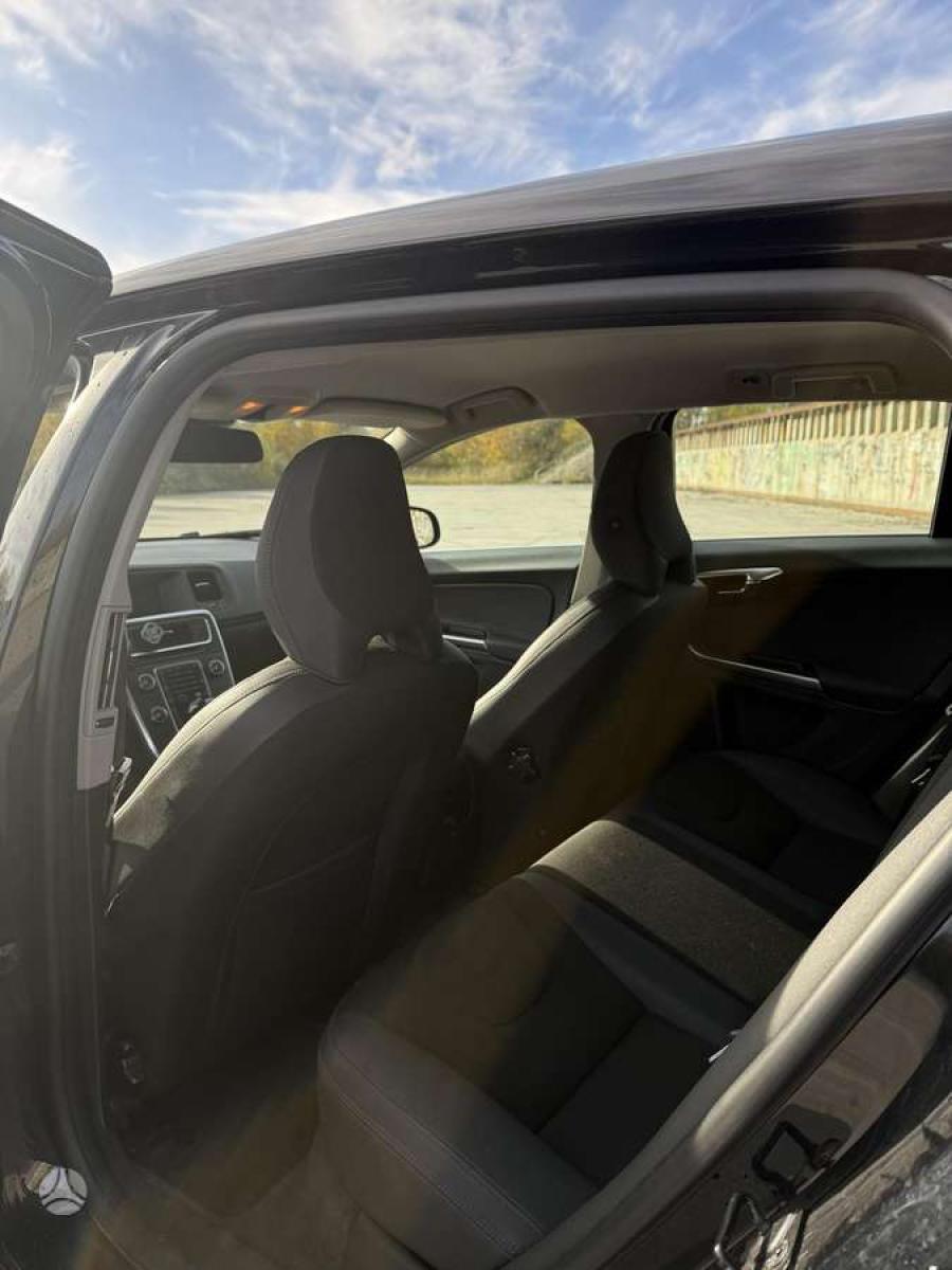 Melns Volvo V60 2011 Panevēža, ar dzinēja tilpumu 2.40 L un nobraukumu 298 tūkst. km par 5000 €, foto 7 vietnē AUTOMOTO.COM.LV