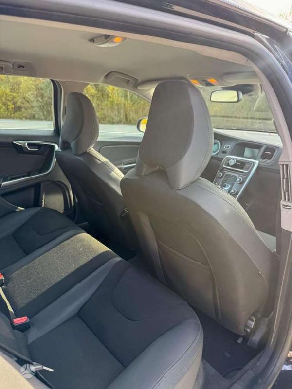 Black Volvo V60 2011 in Panevezys, with an engine capacity of 2.40 L and mileage of 298 thousand km for 5000 €, photo 7 on AUTOMOTO.COM.LV