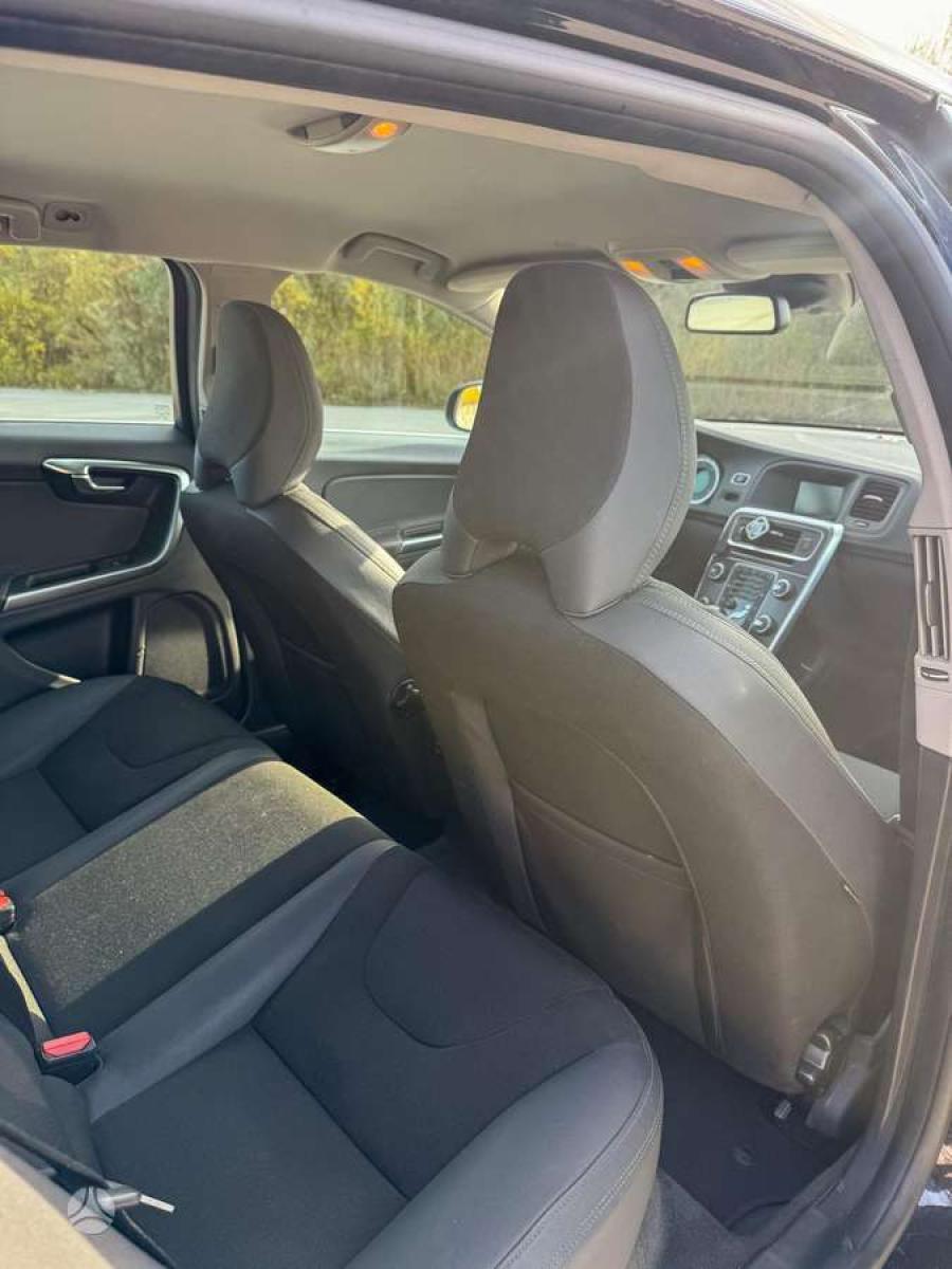 Melns Volvo V60 2011 Panevēža, ar dzinēja tilpumu 2.40 L un nobraukumu 298 tūkst. km par 5000 €, foto 8 vietnē AUTOMOTO.COM.LV