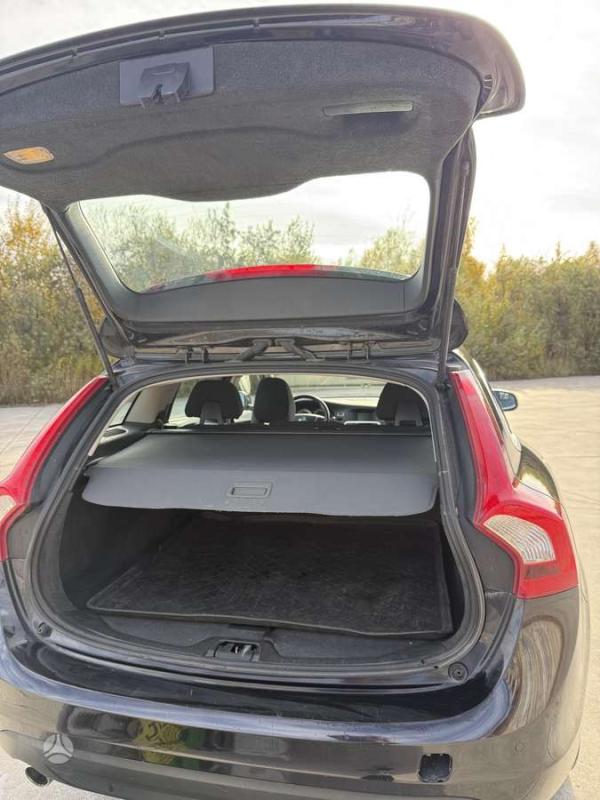 Black Volvo V60 2011 in Panevezys, with an engine capacity of 2.40 L and mileage of 298 thousand km for 5000 €, photo 10 on AUTOMOTO.COM.LV