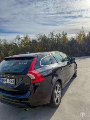 Melns Volvo V60 2011 Panevēža, ar dzinēja tilpumu 2.40 L un nobraukumu 298 tūkst. km par 5000 €, foto 12 vietnē AUTOMOTO.COM.LV