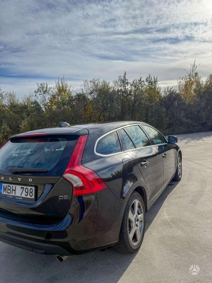 Melns Volvo V60 2011 Panevēža, ar dzinēja tilpumu 2.40 L un nobraukumu 298 tūkst. km par 5000 €, foto 12 vietnē AUTOMOTO.COM.LV