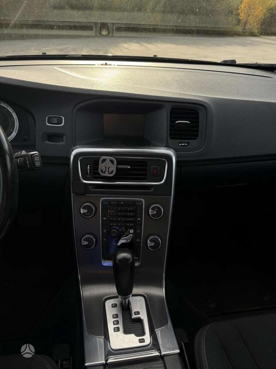 Melns Volvo V60 2011 Panevēža, ar dzinēja tilpumu 2.40 L un nobraukumu 298 tūkst. km par 5000 €, foto 13 vietnē AUTOMOTO.COM.LV