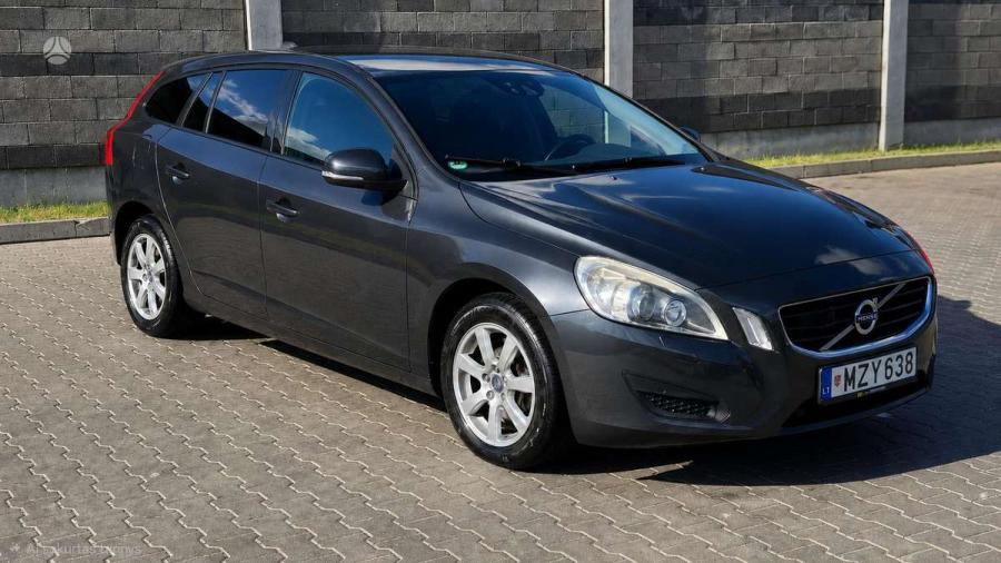 Black Volvo V60 2011 in Vilnius, with an engine capacity of 2.40 L and mileage of 355 thousand km for 6300 €, photo 1 on AUTOMOTO.COM.LV