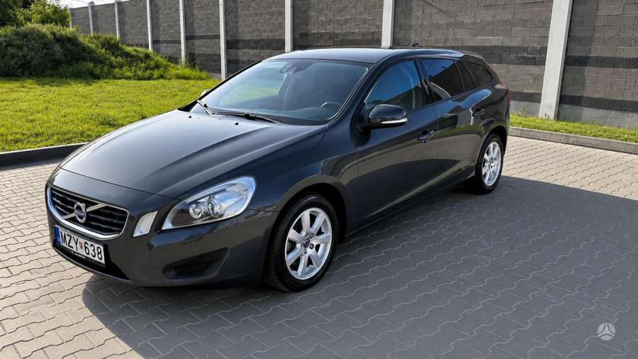 Black Volvo V60 2011 in Vilnius, with an engine capacity of 2.40 L and mileage of 355 thousand km for 6300 €, photo 3 on AUTOMOTO.COM.LV
