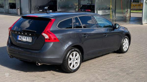 Melns Volvo V60 2011 Viļņa, ar dzinēja tilpumu 2.40 L un nobraukumu 355 tūkst. km par 6300 €, foto 3 vietnē AUTOMOTO.COM.LV
