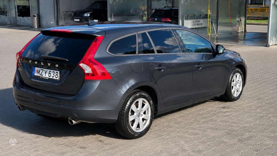 Black Volvo V60 2011 in Vilnius, with an engine capacity of 2.40 L and mileage of 355 thousand km for 6300 €, photo 4 on AUTOMOTO.COM.LV