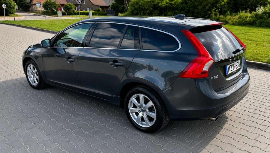 Black Volvo V60 2011 in Vilnius, with an engine capacity of 2.40 L and mileage of 355 thousand km for 6300 €, photo 5 on AUTOMOTO.COM.LV