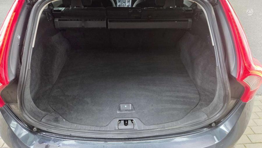 Black Volvo V60 2011 in Vilnius, with an engine capacity of 2.40 L and mileage of 355 thousand km for 6300 €, photo 7 on AUTOMOTO.COM.LV