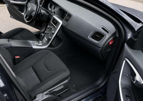Melns Volvo V60 2011 Viļņa, ar dzinēja tilpumu 2.40 L un nobraukumu 355 tūkst. km par 6300 €, foto 8 vietnē AUTOMOTO.COM.LV