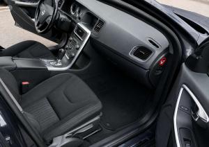 Black Volvo V60 2011 in Vilnius, with an engine capacity of 2.40 L and mileage of 355 thousand km for 6300 €, photo 9 on AUTOMOTO.COM.LV