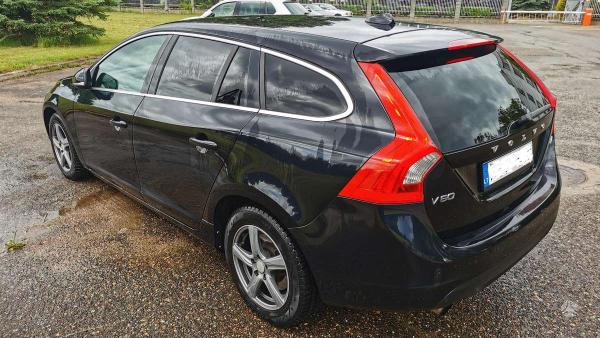 Melns Volvo V60 2011 Kauņa, ar dzinēja tilpumu 1.98 L un nobraukumu 289 tūkst. km par 5300 €, foto 4 vietnē AUTOMOTO.COM.LV