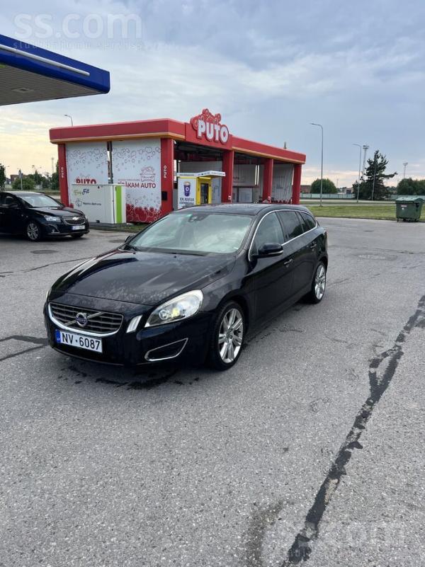 Black Volvo V60 2011 in Ventspils, with an engine capacity of 2.40 L and mileage of 299 thousand km for 6000 €, photo 1 on AUTOMOTO.COM.LV