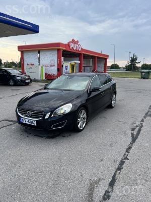 Melns Volvo V60 2011 Ventspils, ar dzinēja tilpumu 2.40 L un nobraukumu 299 tūkst. km par 6000 €, foto  vietnē AUTOMOTO.COM.LV