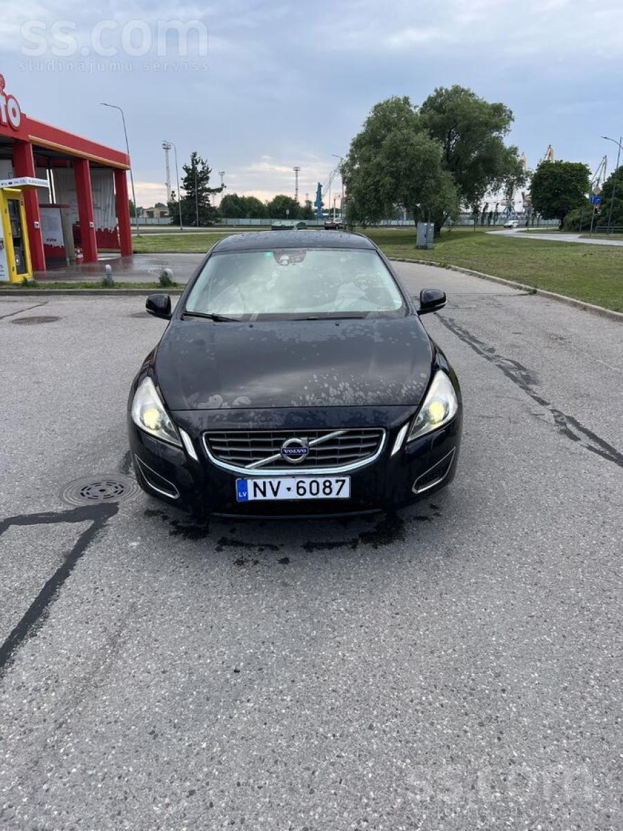 Melns Volvo V60 2011 Ventspils, ar dzinēja tilpumu 2.40 L un nobraukumu 299 tūkst. km par 6000 €, foto 3 vietnē AUTOMOTO.COM.LV