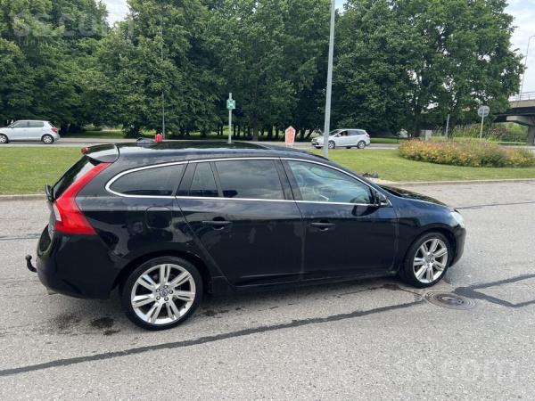 Black Volvo V60 2011 in Ventspils, with an engine capacity of 2.40 L and mileage of 299 thousand km for 6000 €, photo 4 on AUTOMOTO.COM.LV