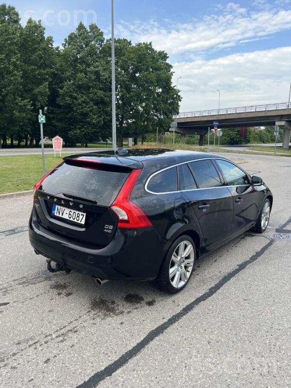 Black Volvo V60 2011 in Ventspils, with an engine capacity of 2.40 L and mileage of 299 thousand km for 6000 €, photo 5 on AUTOMOTO.COM.LV