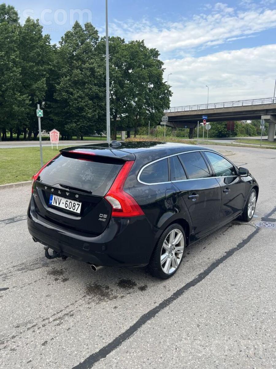 Melns Volvo V60 2011 Ventspils, ar dzinēja tilpumu 2.40 L un nobraukumu 299 tūkst. km par 6000 €, foto 6 vietnē AUTOMOTO.COM.LV