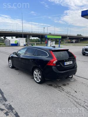 Melns Volvo V60 2011 Ventspils, ar dzinēja tilpumu 2.40 L un nobraukumu 299 tūkst. km par 6000 €, foto 8 vietnē AUTOMOTO.COM.LV