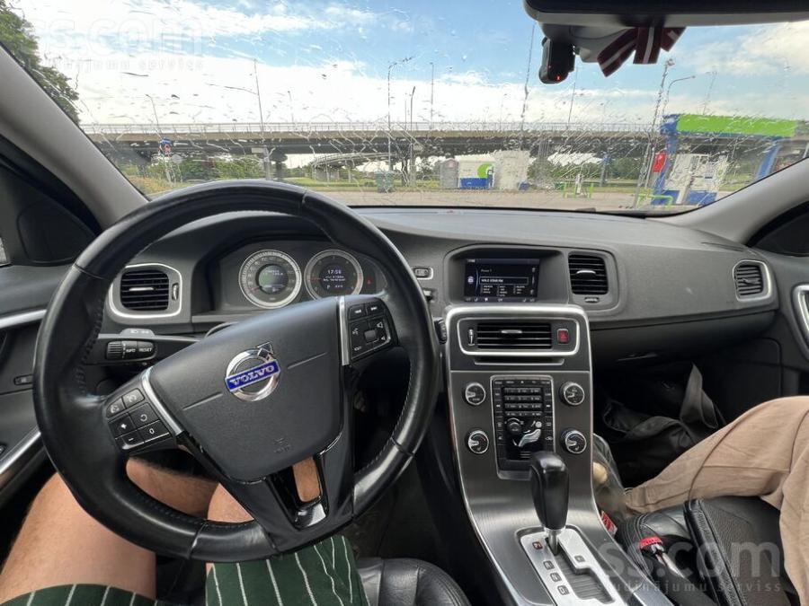 Melns Volvo V60 2011 Ventspils, ar dzinēja tilpumu 2.40 L un nobraukumu 299 tūkst. km par 6000 €, foto 10 vietnē AUTOMOTO.COM.LV