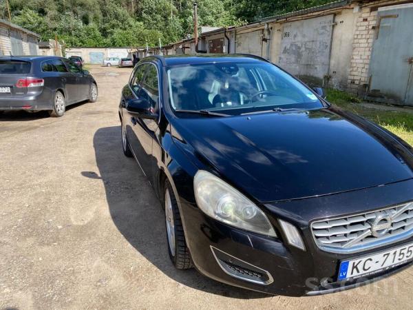 Black Volvo V60 2011 in Valmiera, with an engine capacity of 2.00 L and mileage of 300 thousand km for 6000 €, photo 1 on AUTOMOTO.COM.LV