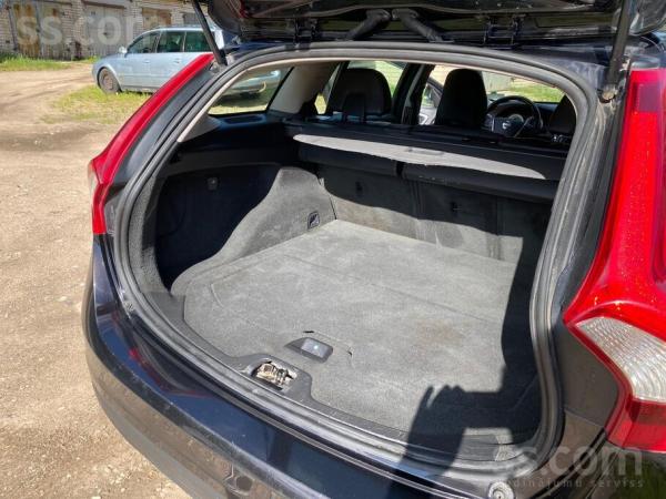 Black Volvo V60 2011 in Valmiera, with an engine capacity of 2.00 L and mileage of 300 thousand km for 6000 €, photo 3 on AUTOMOTO.COM.LV